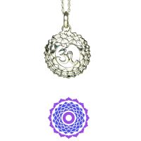 Das Sahasrara Chakra befindet sich oben auf dem Kopf, auf dem Scheitel ...